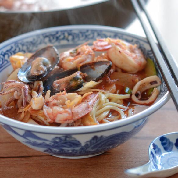 Jjamppong Recipe (Korean Seafood Noodle Soup) | Beyond Kimchee