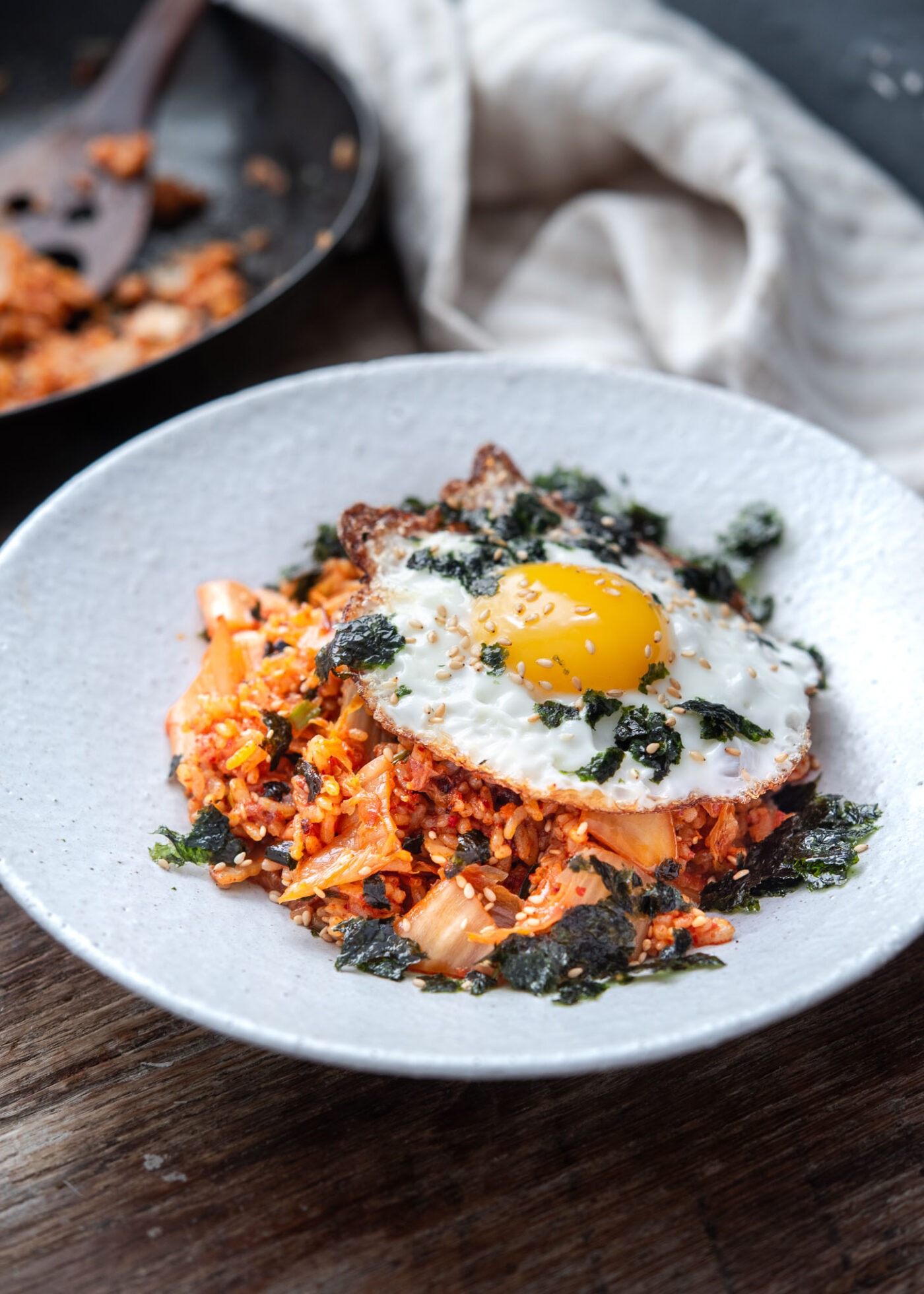Kimchi Fried Rice (Kimchi Bokkeumbap) with Crispy Rice & Egg - Beyond ...